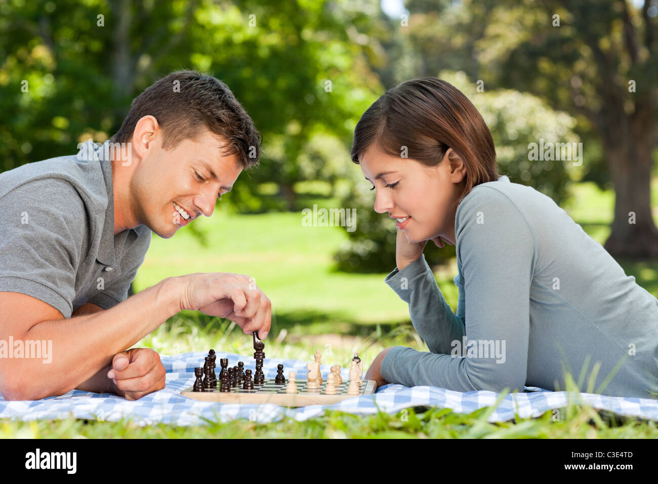 Couple playing chess in the park Stock Photo - Alamy