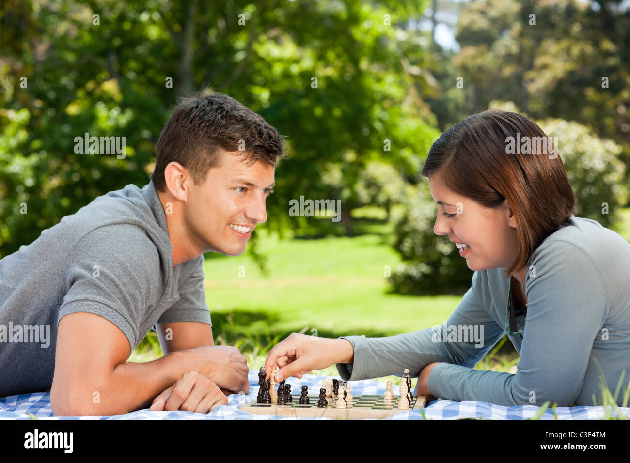 Couple playing chess in the park Stock Photo - Alamy