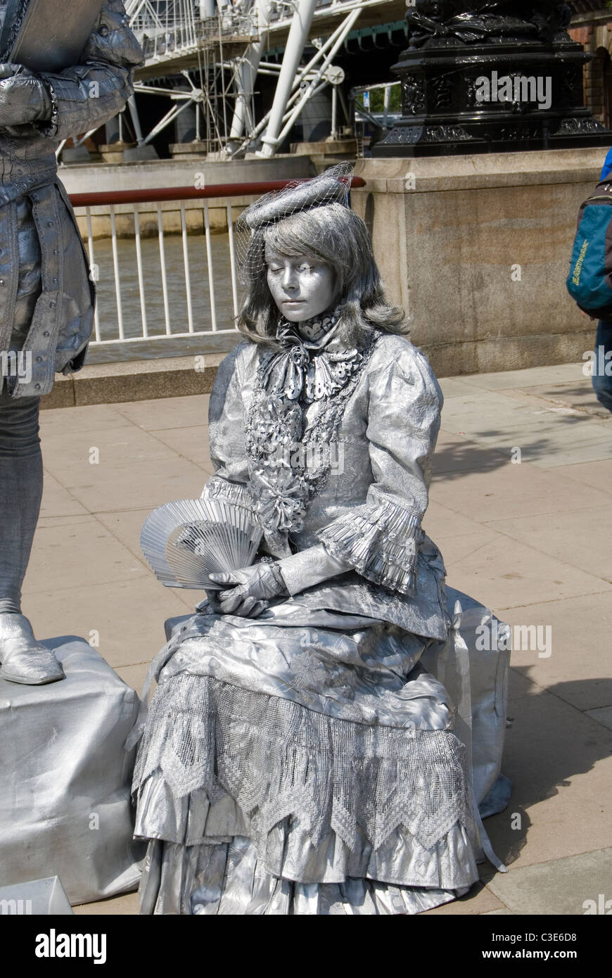Living statue woman hi-res stock photography and images - Alamy