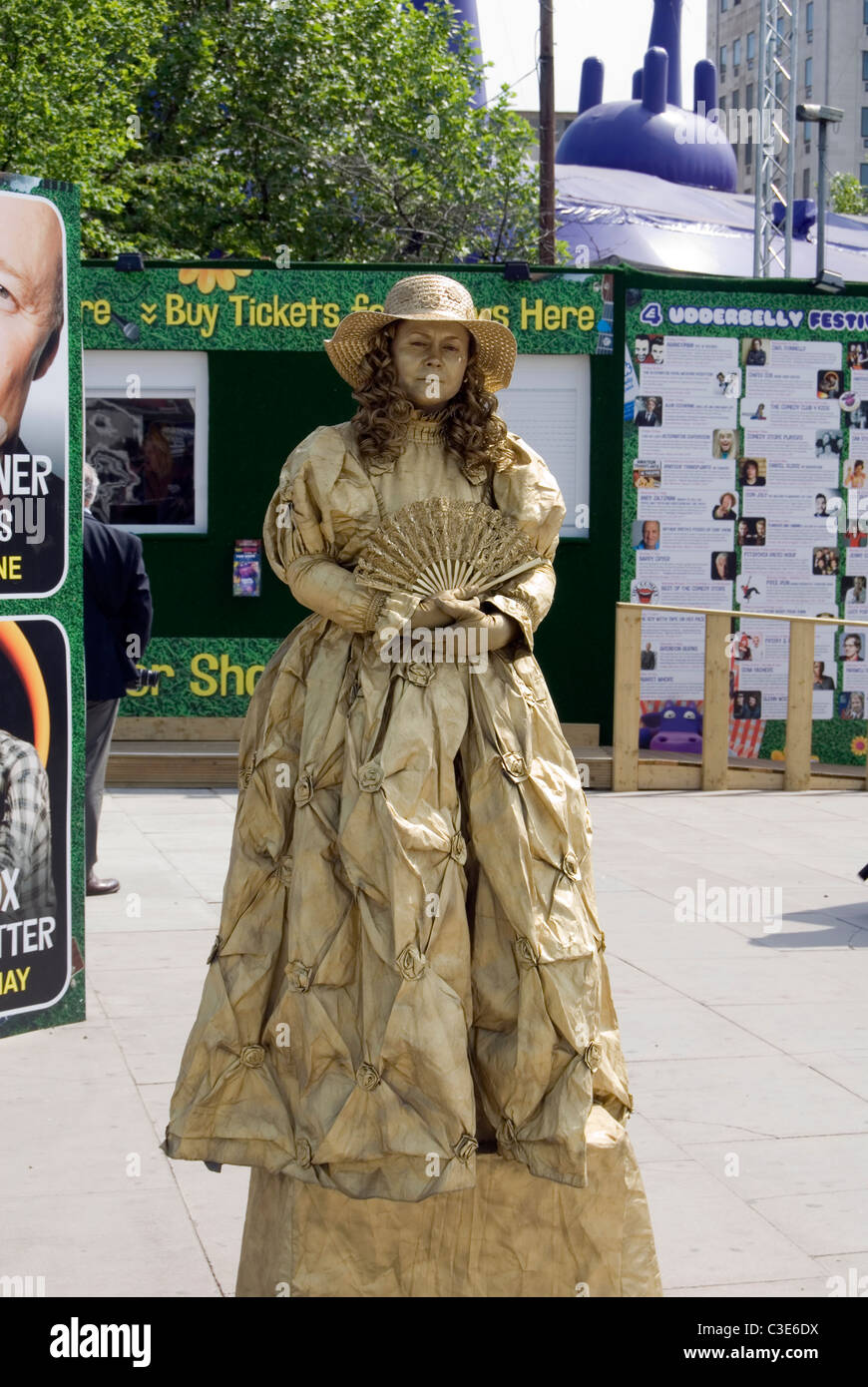 Golden mime statue hi-res stock photography and images - Alamy