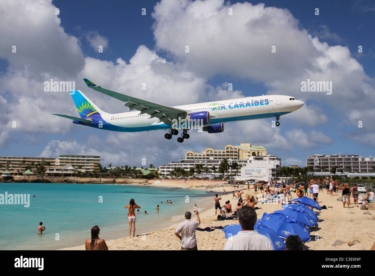 Maho beach hi-res stock photography and images - Alamy