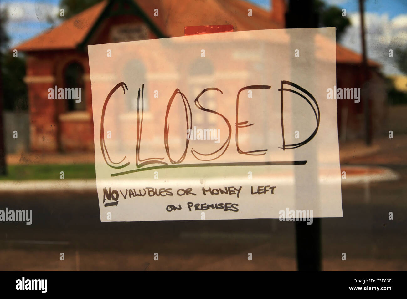 Hand shop closed sign hi-res stock photography and images - Alamy