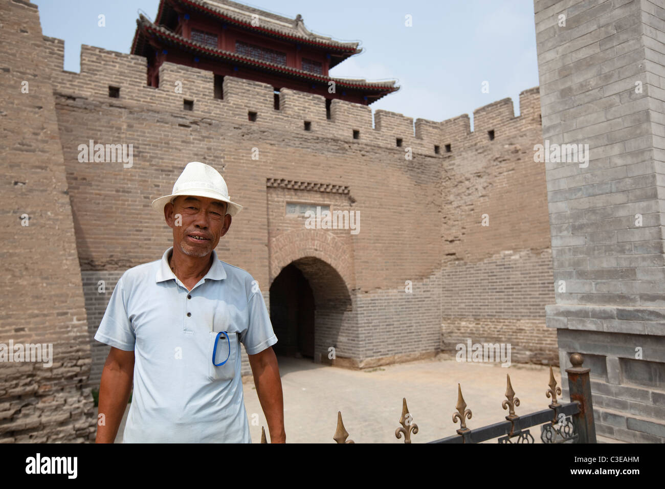 China tour guide hi-res stock photography and images - Alamy