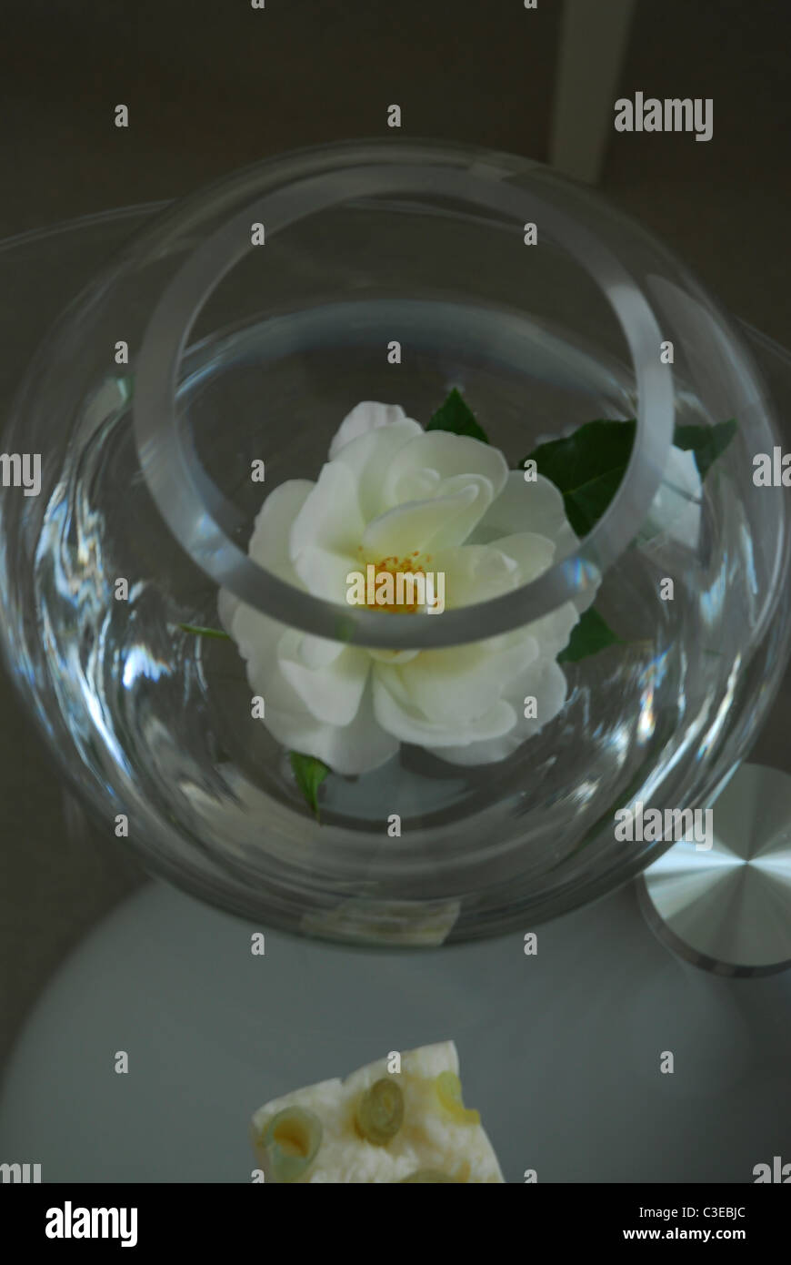 Rose floating in a glass bowl Stock Photo - Alamy