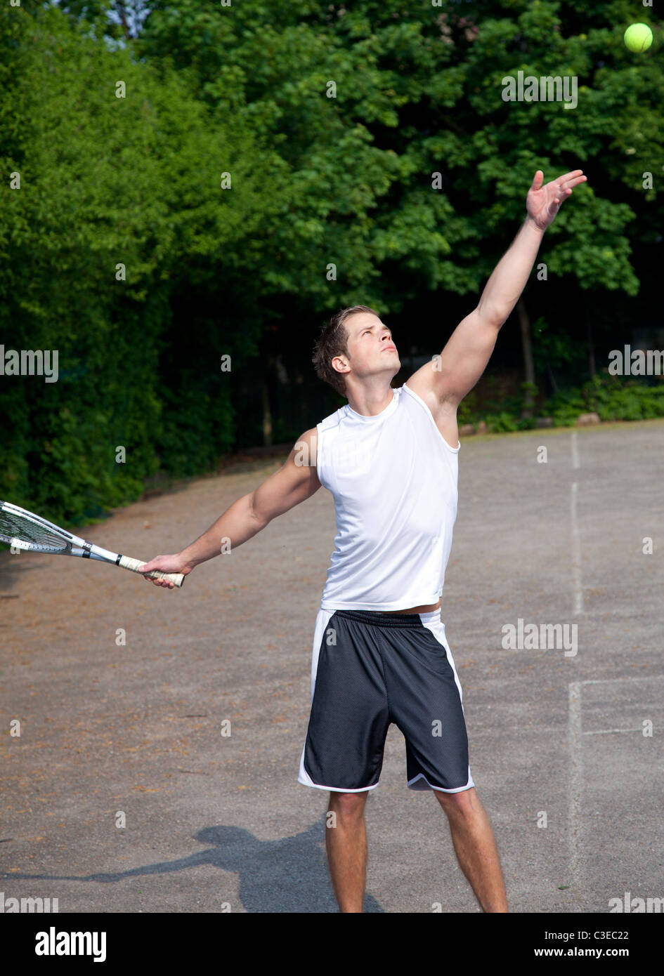 Male tennis player serving outdoor hi-res stock photography and images ...