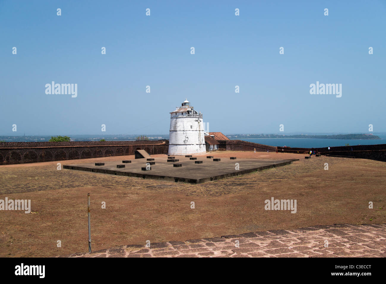 Aguada lighthouse at Fort Aguada on the Mandovi River Stock Photo - Alamy
