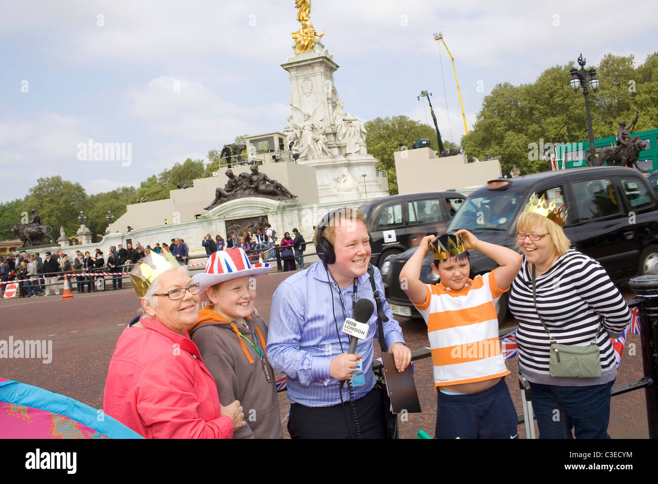 Royal supporters at the Buckingham Palace roundabout Stock Photo - Alamy