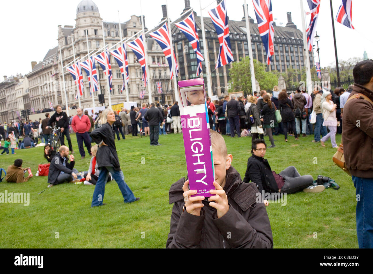 10-year old Callum Lewis uses his 'Blighty' periscope to watch the ...
