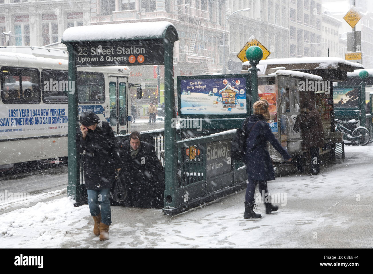 Nyc snow scene hi-res stock photography and images - Alamy