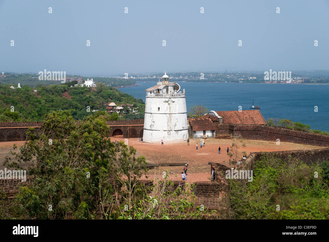Aguada lighthouse at Fort Aguada on the Mandovi River Stock Photo - Alamy