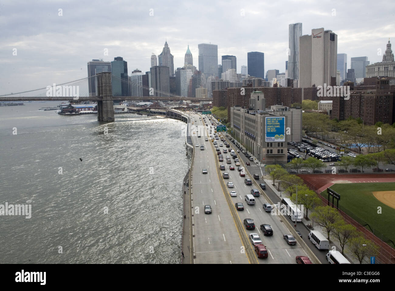 Looking south down the FDR Drive toward lower Manhattan along the East ...