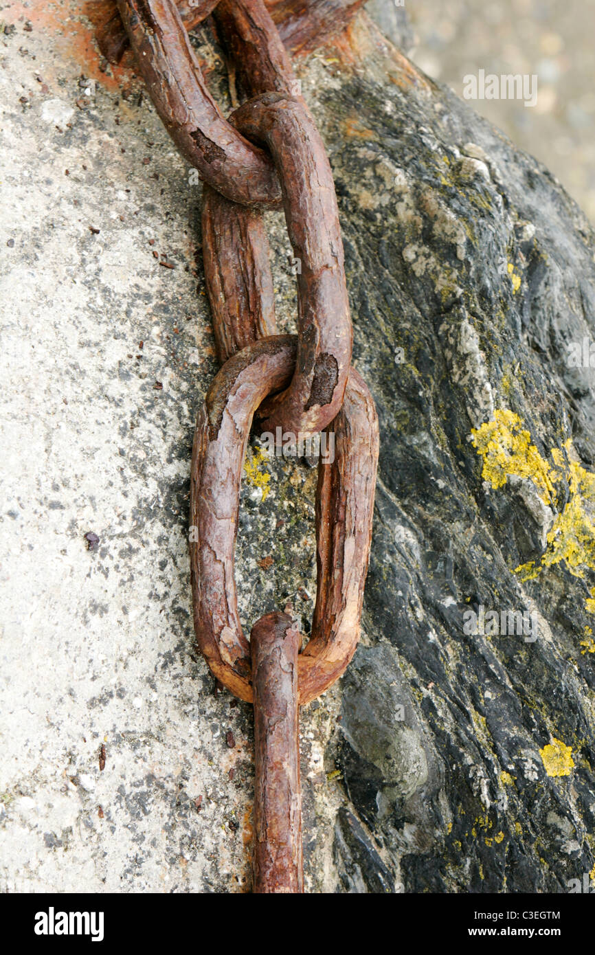 Rusty old chain links Stock Photo - Alamy