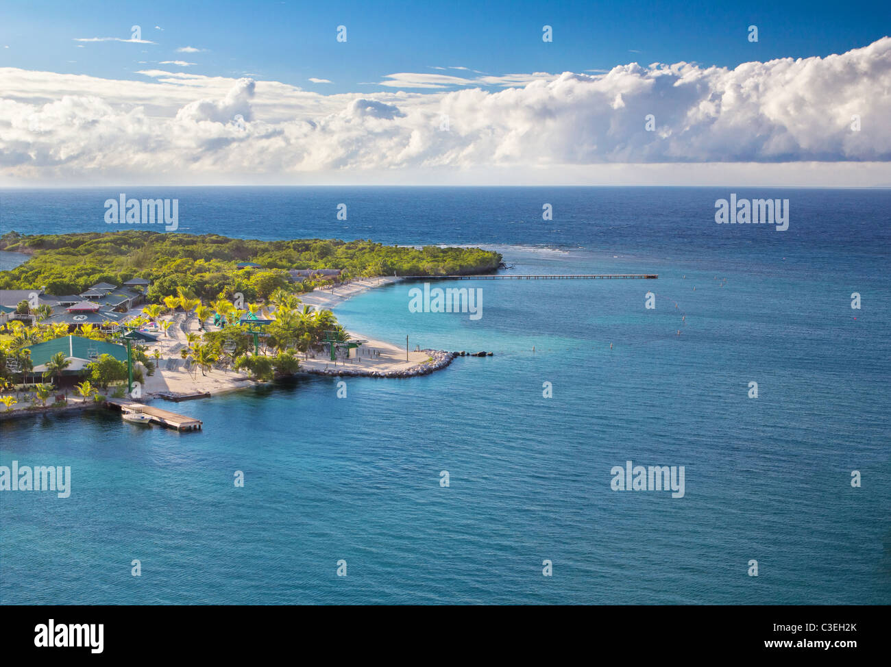 Photograph of the coast of Honduras island Roatan Stock Photo - Alamy