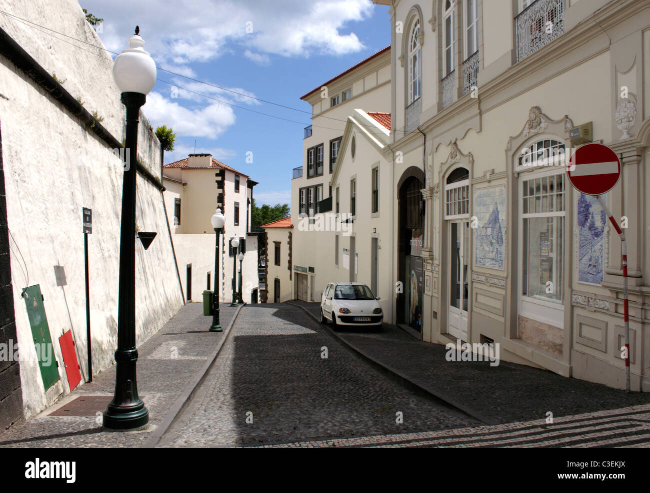Alley off the Avenida Arriaga Funchal Madeira Stock Photo - Alamy