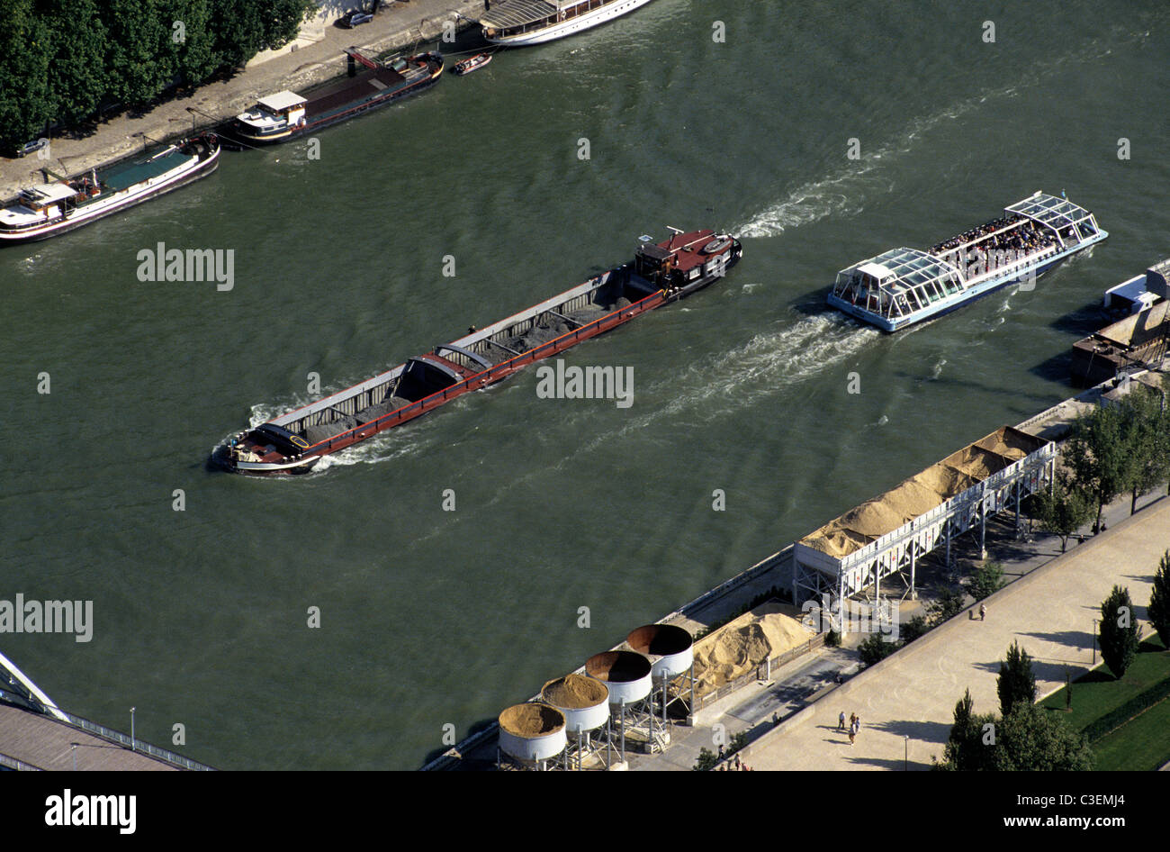 Barges on the seine river hi-res stock photography and images - Alamy