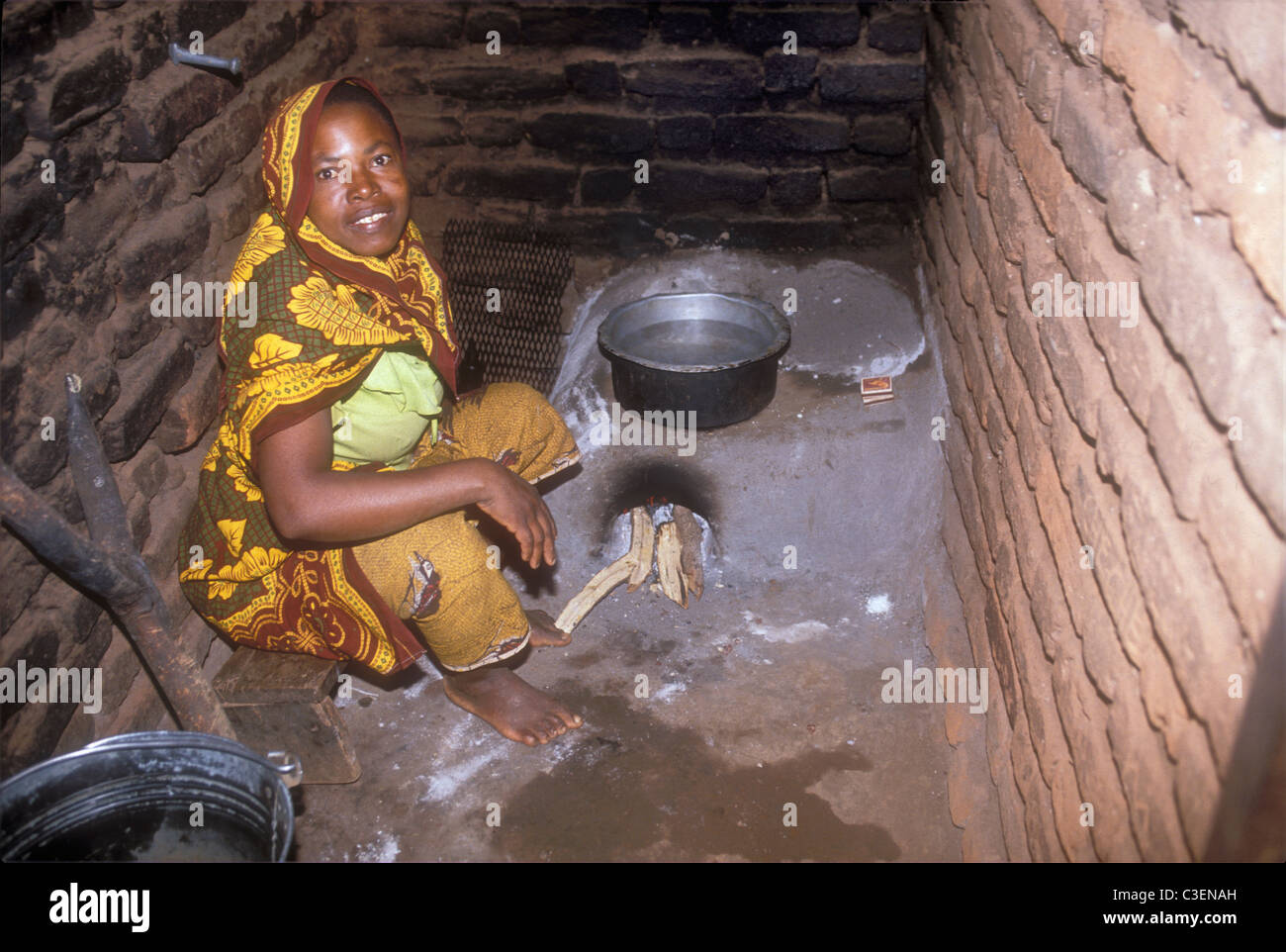 Africa cooking wood stove hi-res stock photography and images - Alamy