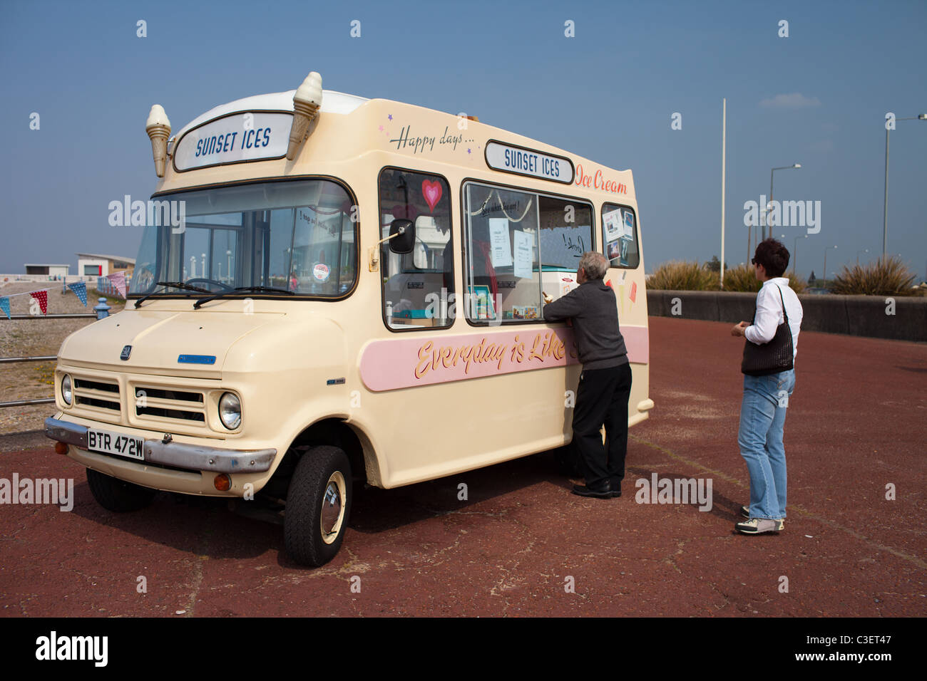 Ice cream van bedford hi-res stock photography and images - Alamy