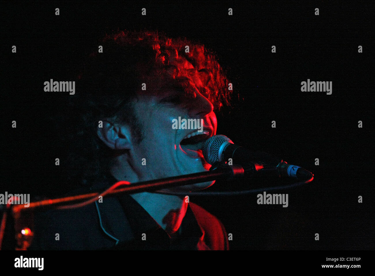 Joseph Washbourn of Toploader singing at their performance at the ...