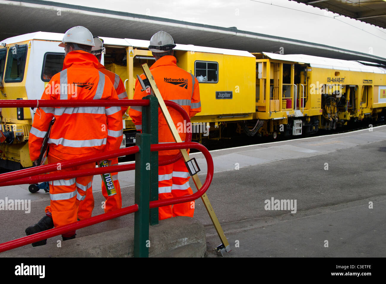 Network Rail Repair Crew Colas Rail's Plasser & Theurer tamping and ...
