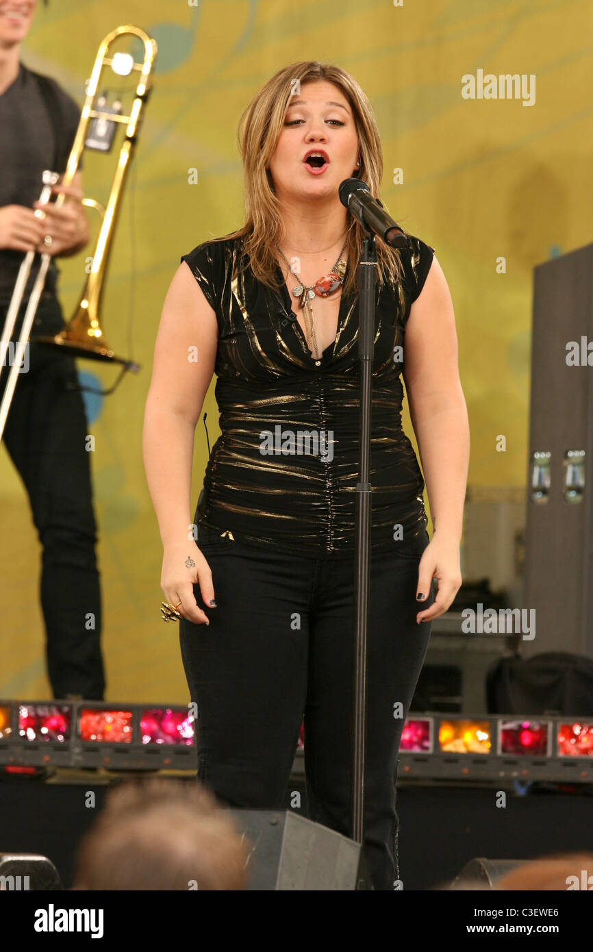 Kelly Clarkson performing live on 'Good Morning America's Summer ...