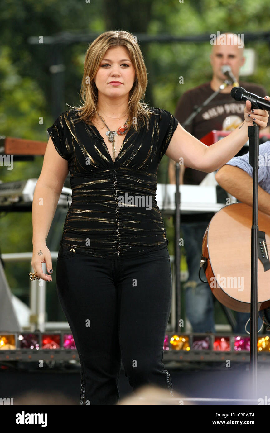 Kelly Clarkson performing live on 'Good Morning America's Summer ...