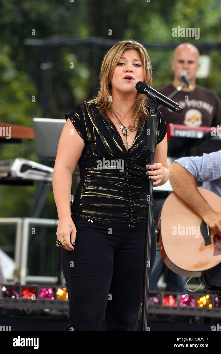 Kelly Clarkson performing live on 'Good Morning America's Summer ...