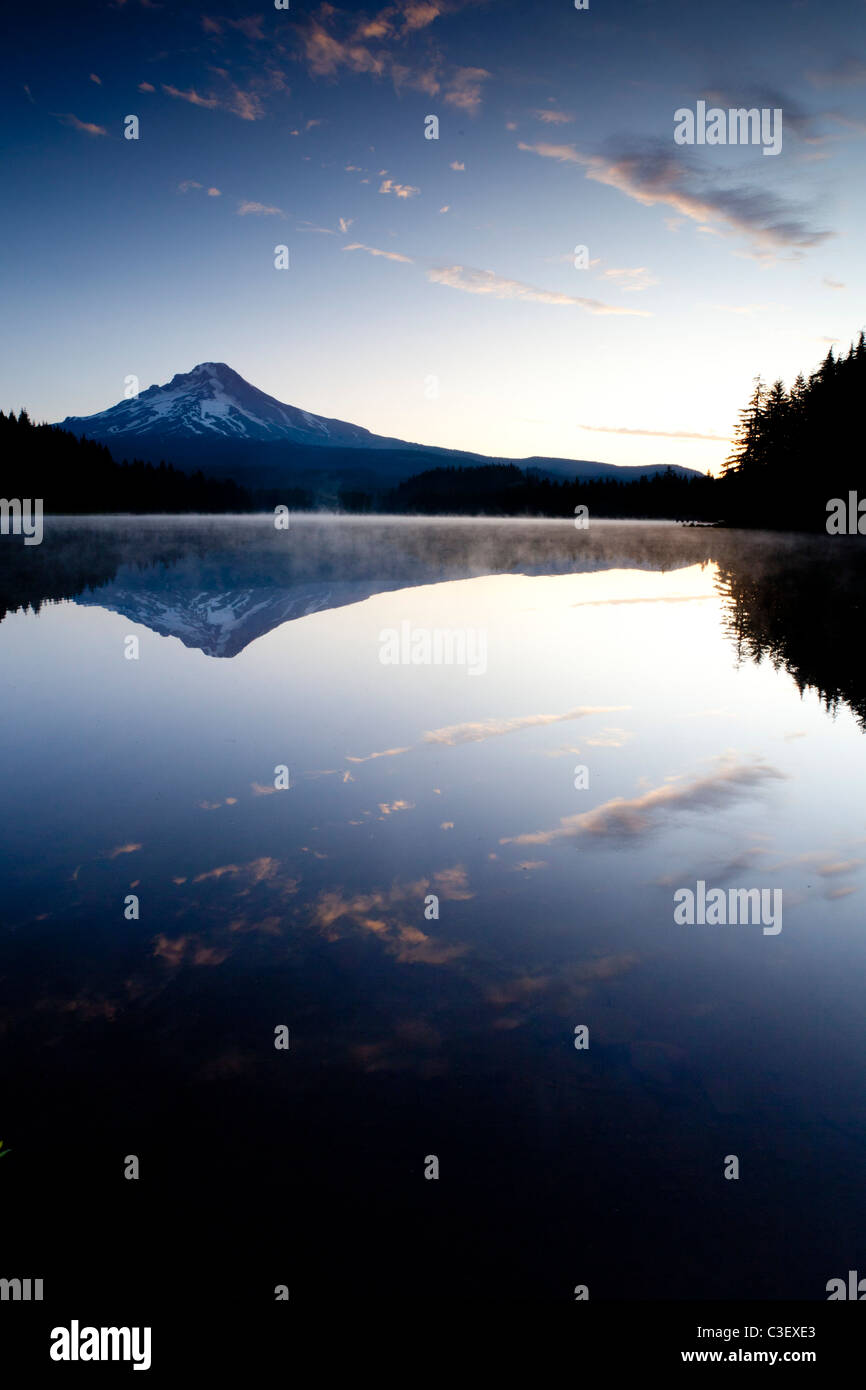 Mount Hood from Trillium Lake, Oregon USA Stock Photo - Alamy