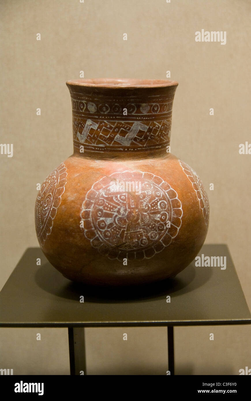 Native american vessel hi-res stock photography and images - Alamy