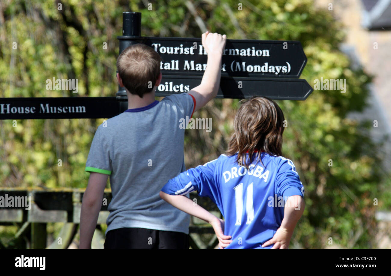 Lads playing football hi-res stock photography and images - Alamy