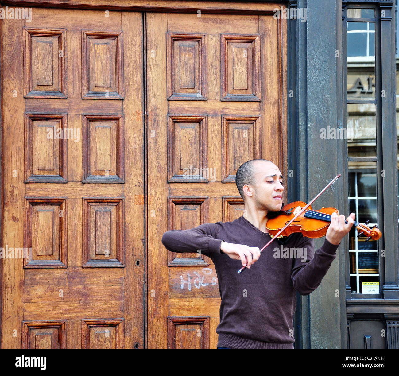 Male violin player hi-res stock photography and images - Alamy