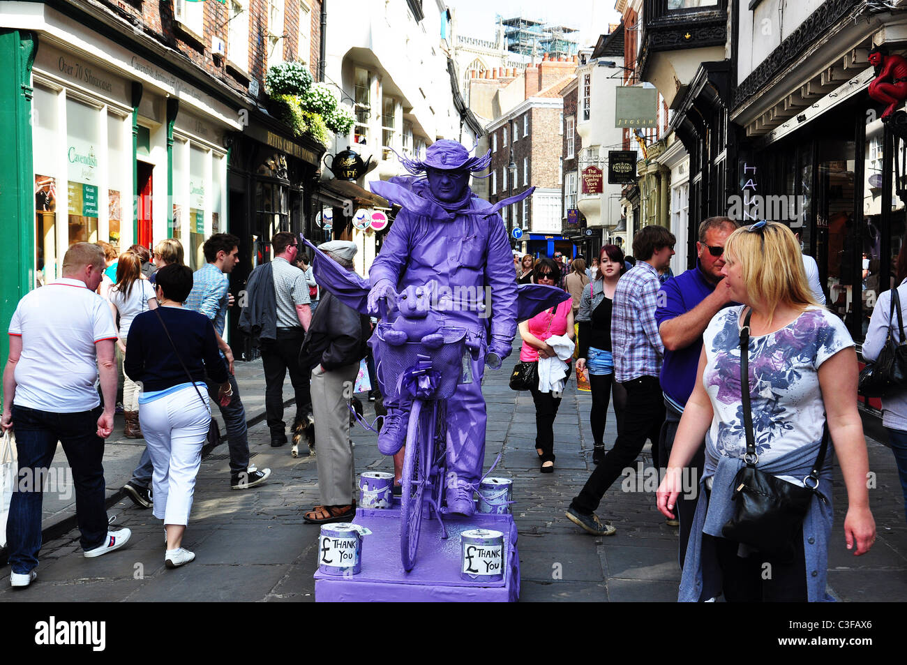 Purple statue hi-res stock photography and images - Alamy