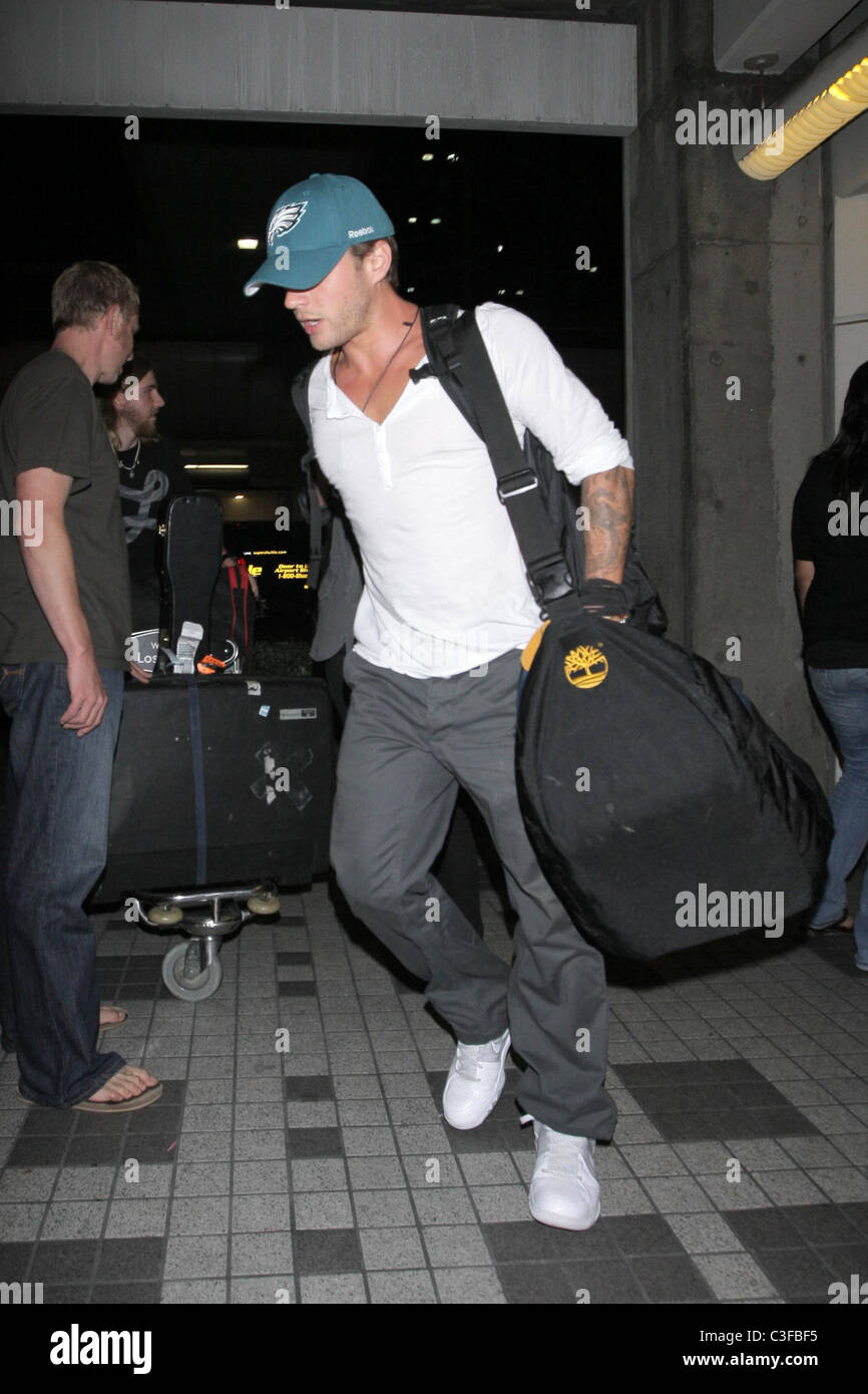 Ryan Phillippe arrive at LAX on a flight from Toronto, surrounded by ...
