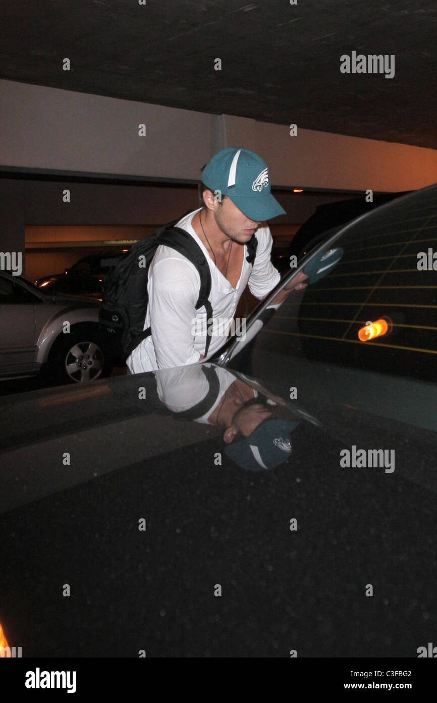Ryan Phillippe arrive at LAX on a flight from Toronto, surrounded by ...