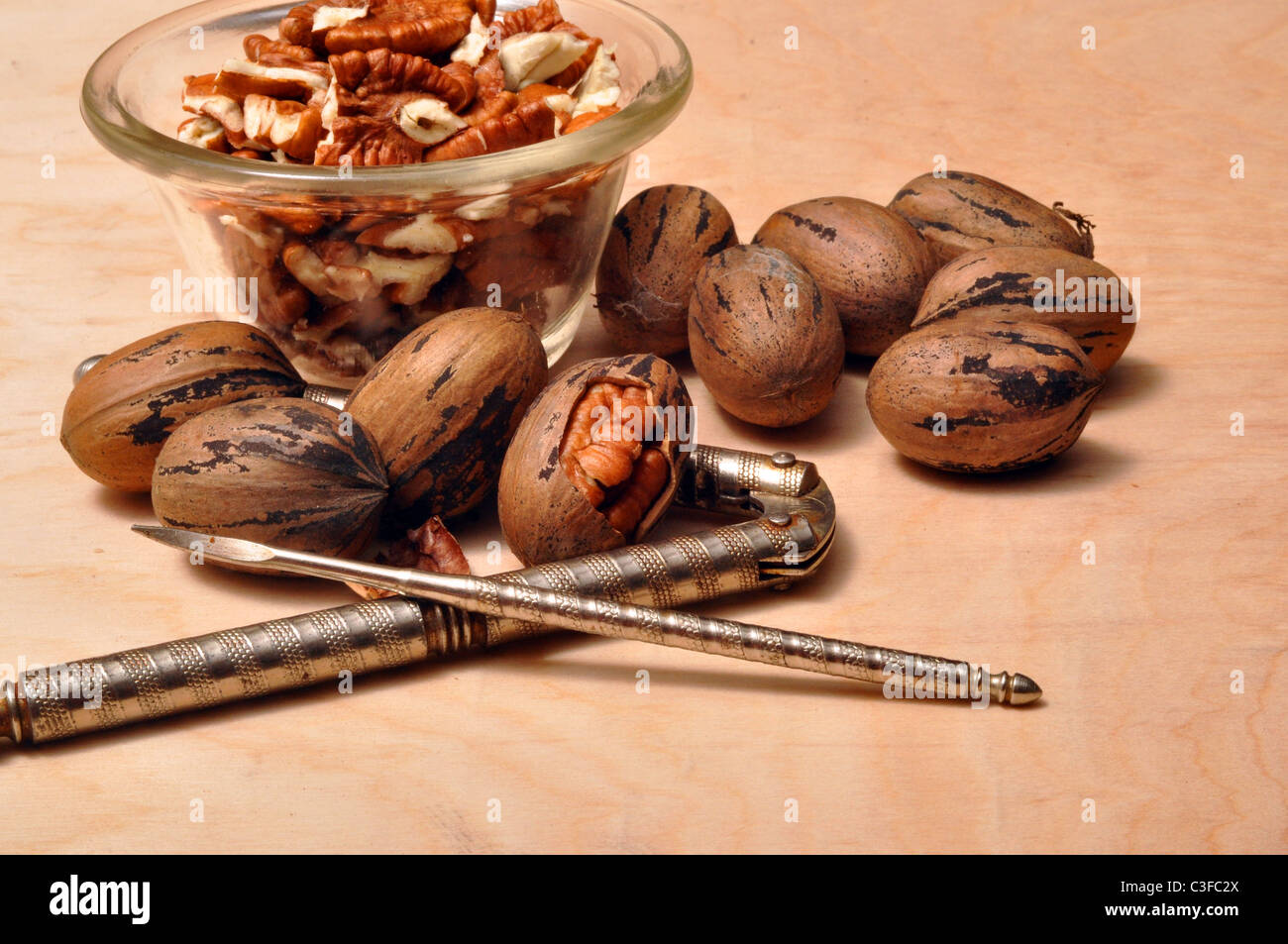Shelled and unshelled nuts hi-res stock photography and images - Alamy