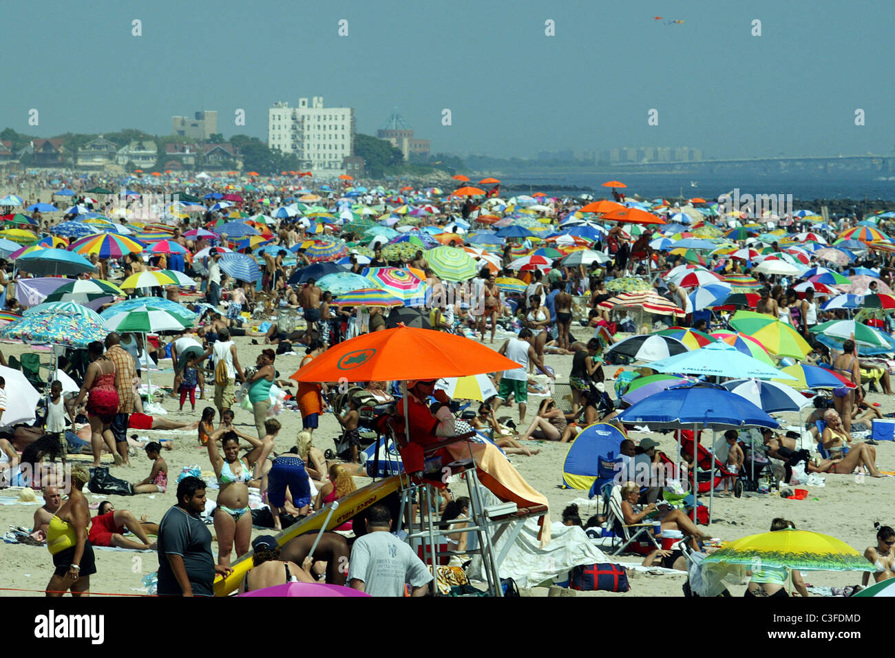 Thousands of bathers hi-res stock photography and images - Alamy