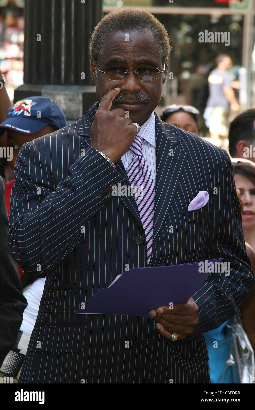 Ed Lewis of Essance Magazine The unveiling of the 'Be Amazing ...