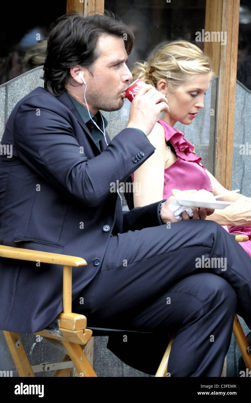 Mathew Settle and Kelly Rutherford on the set of 'Gossip Girl' filming ...