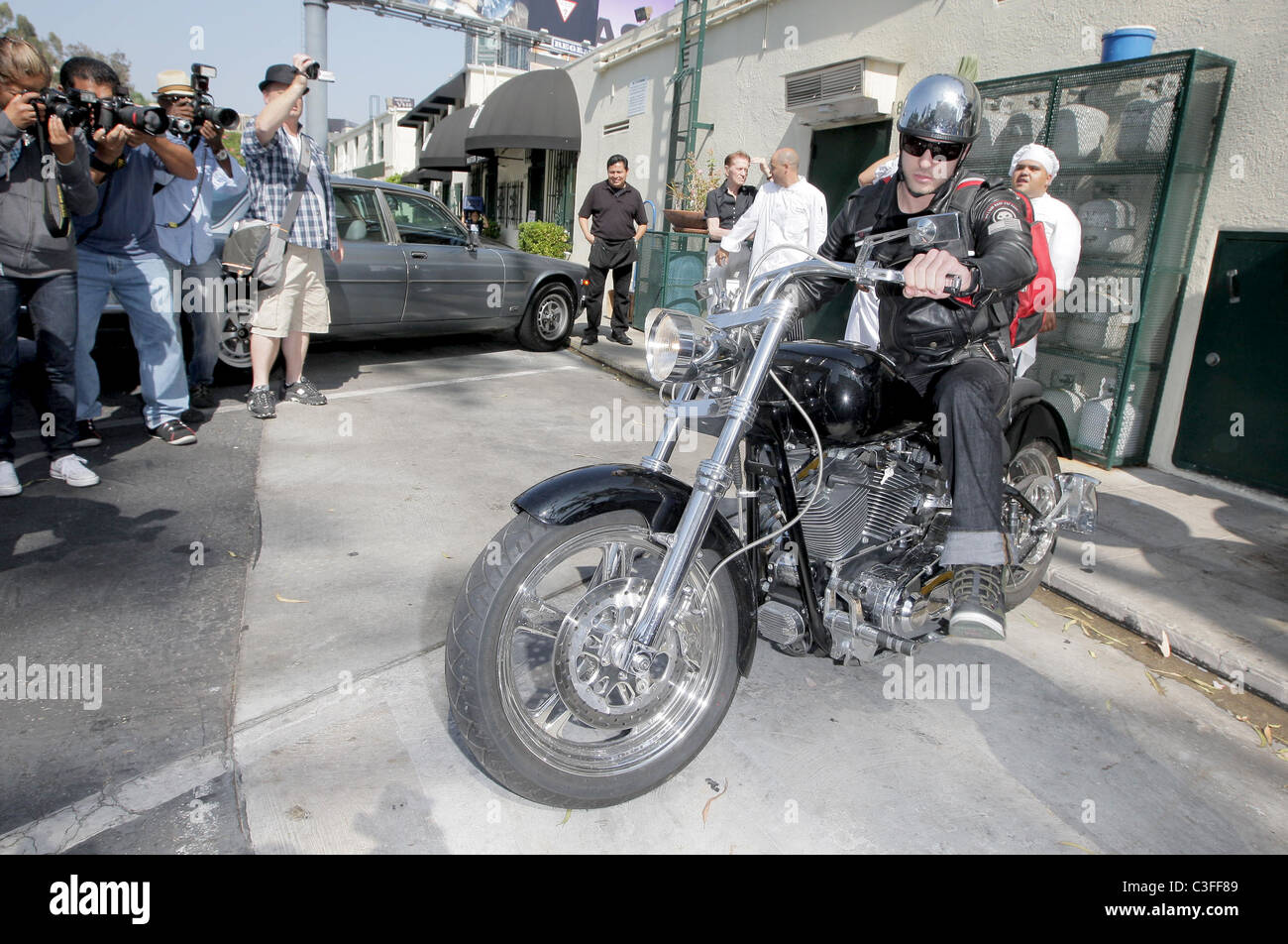 Justin Timberlake is surrounded by photographers as he leaves Cafe Med ...