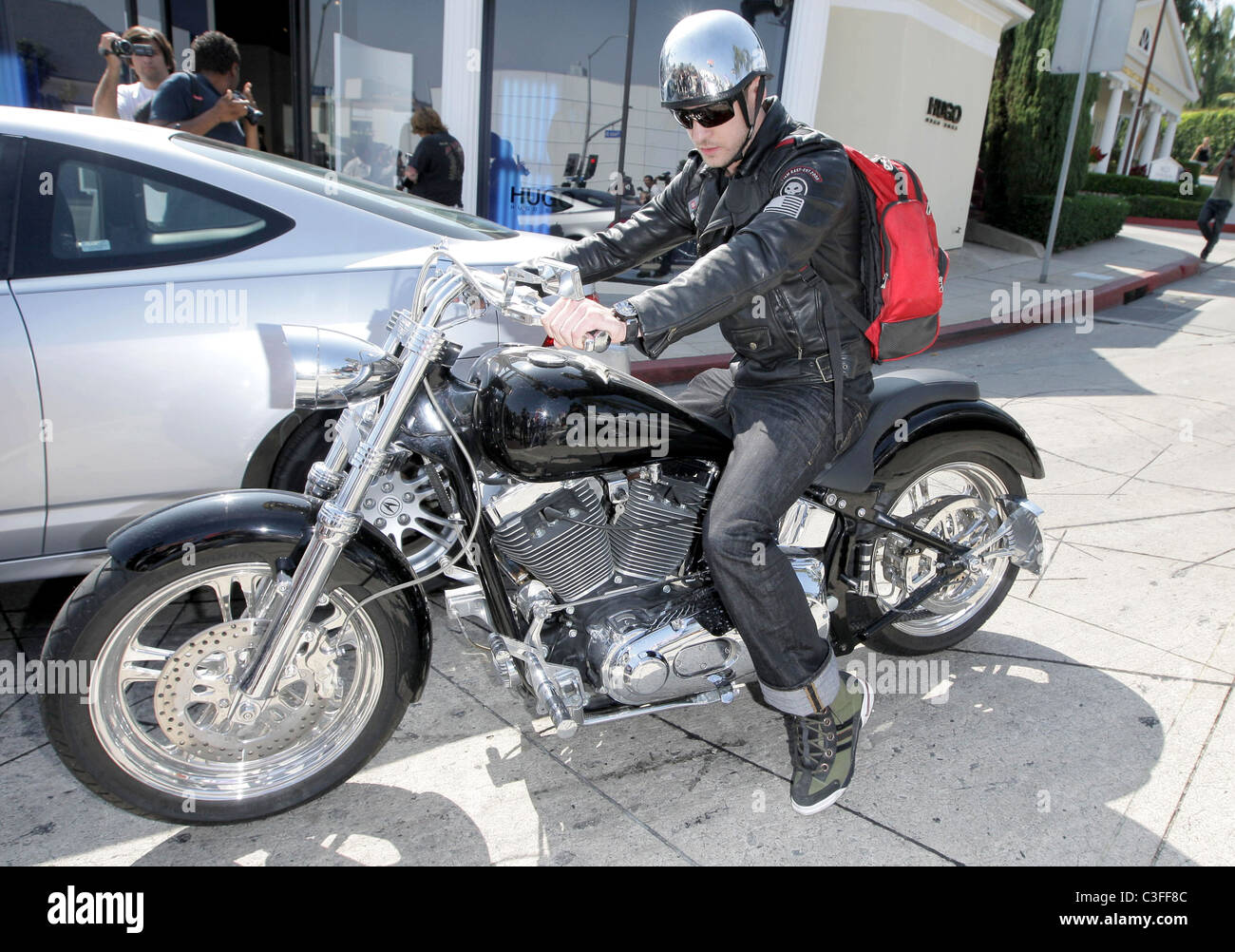 Justin Timberlake is surrounded by photographers as he leaves Cafe Med ...