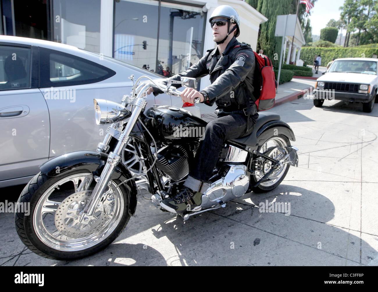 Justin Timberlake is surrounded by photographers as he leaves Cafe Med ...