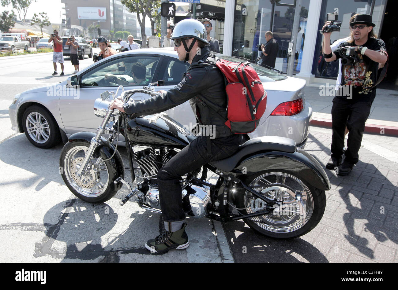 Justin Timberlake is surrounded by photographers as he leaves Cafe Med ...