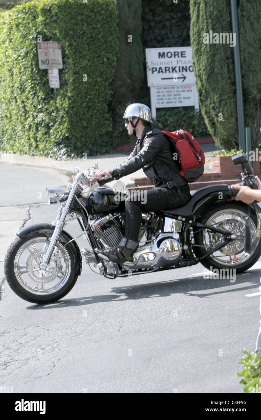 Justin Timberlake is surrounded by photographers as he leaves Cafe Med ...