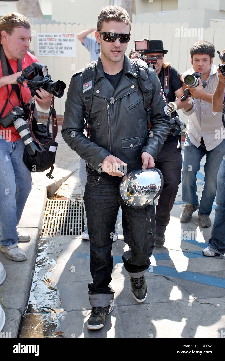 Justin Timberlake is surrounded by photographers as he leaves Cafe Med ...