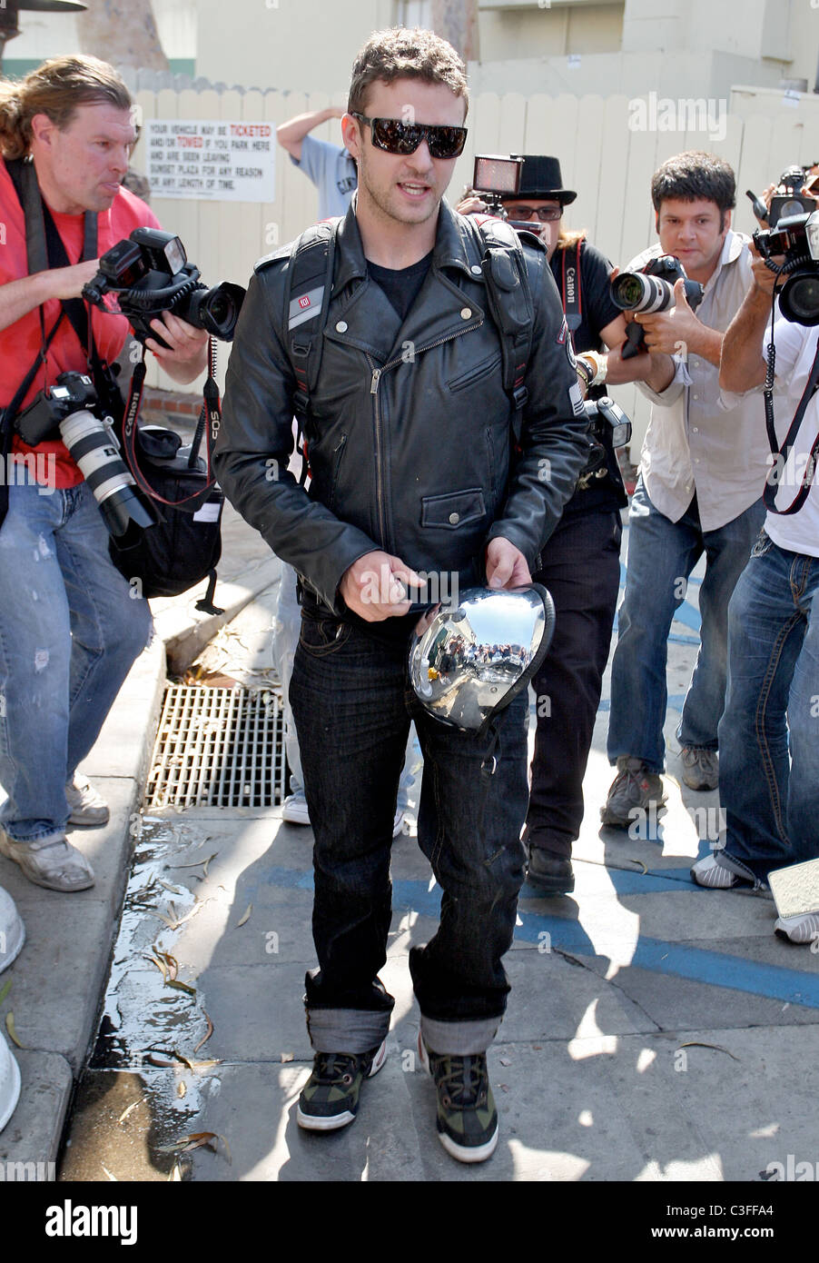 Justin Timberlake is surrounded by photographers as he leaves Cafe Med ...