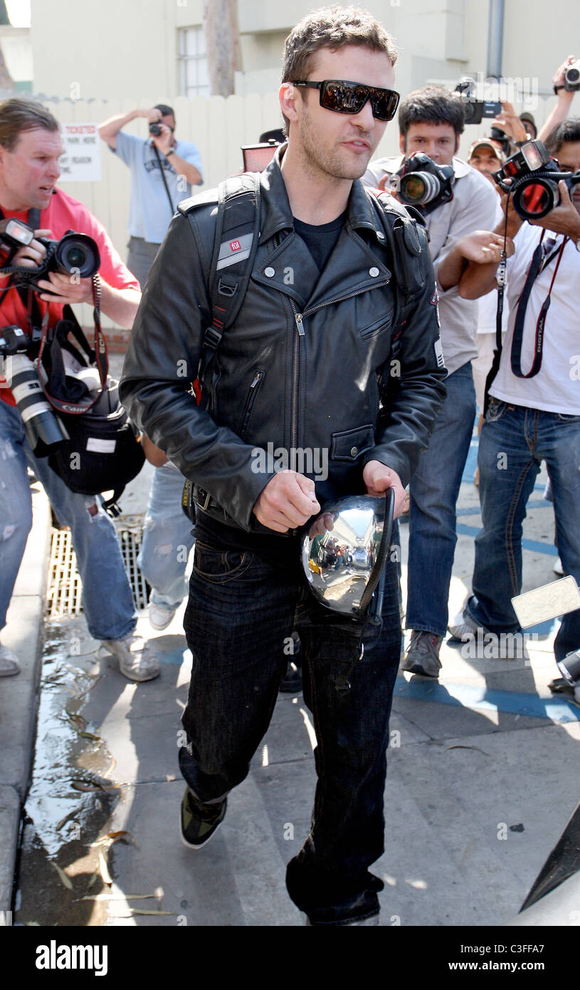Justin Timberlake is surrounded by photographers as he leaves Cafe Med ...