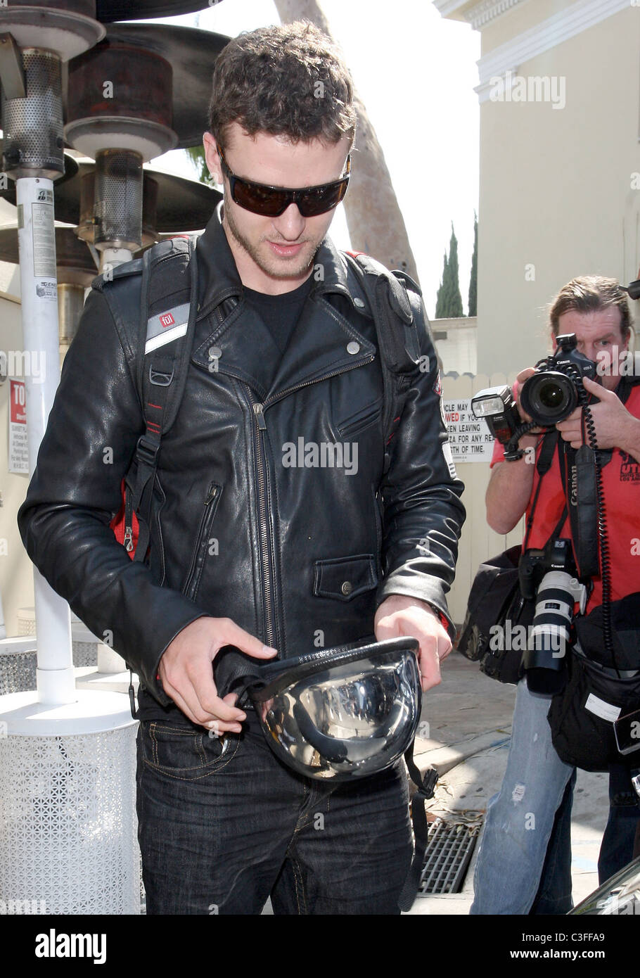Justin Timberlake is surrounded by photographers as he leaves Cafe Med ...