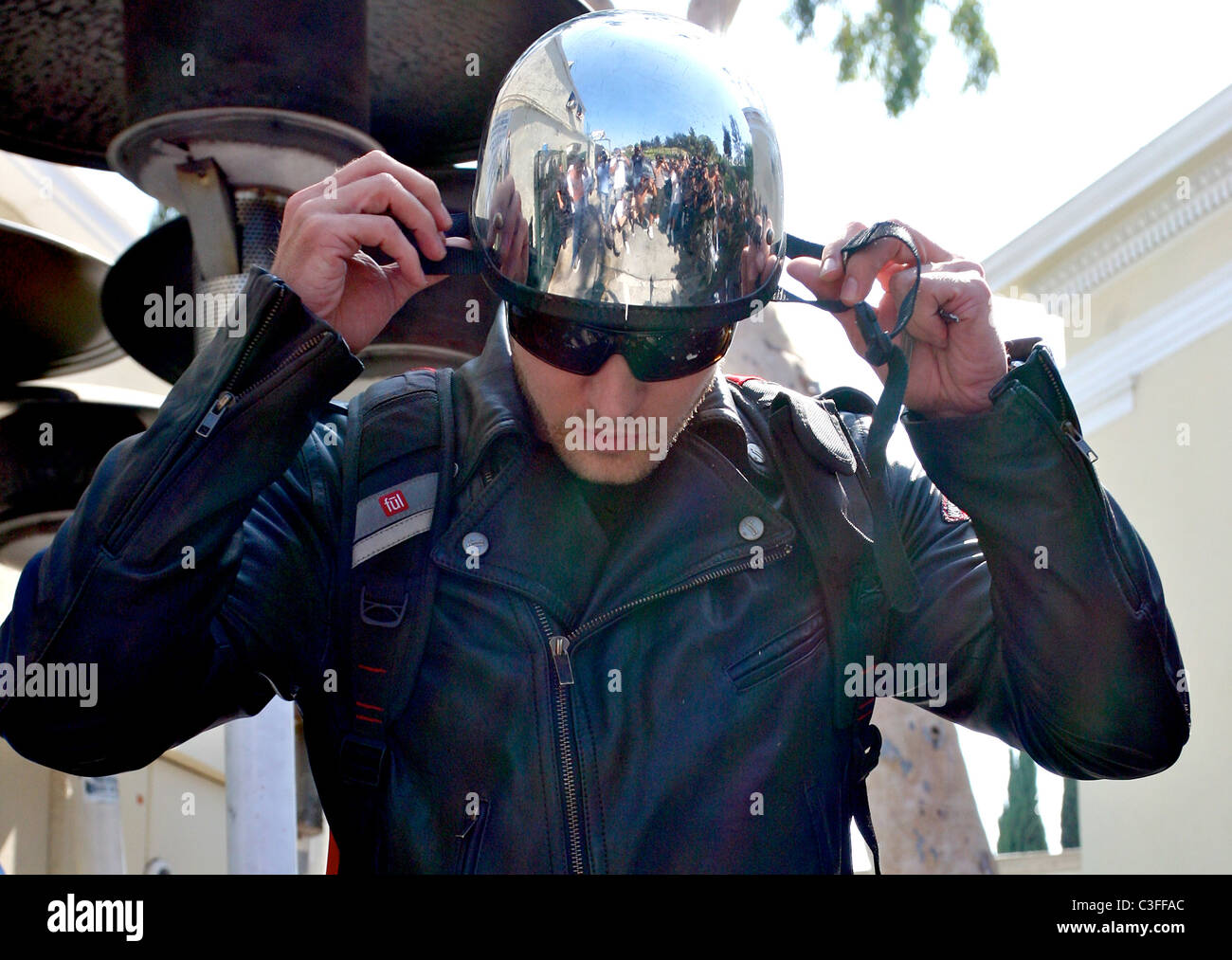 Justin Timberlake is surrounded by photographers as he leaves Cafe Med ...