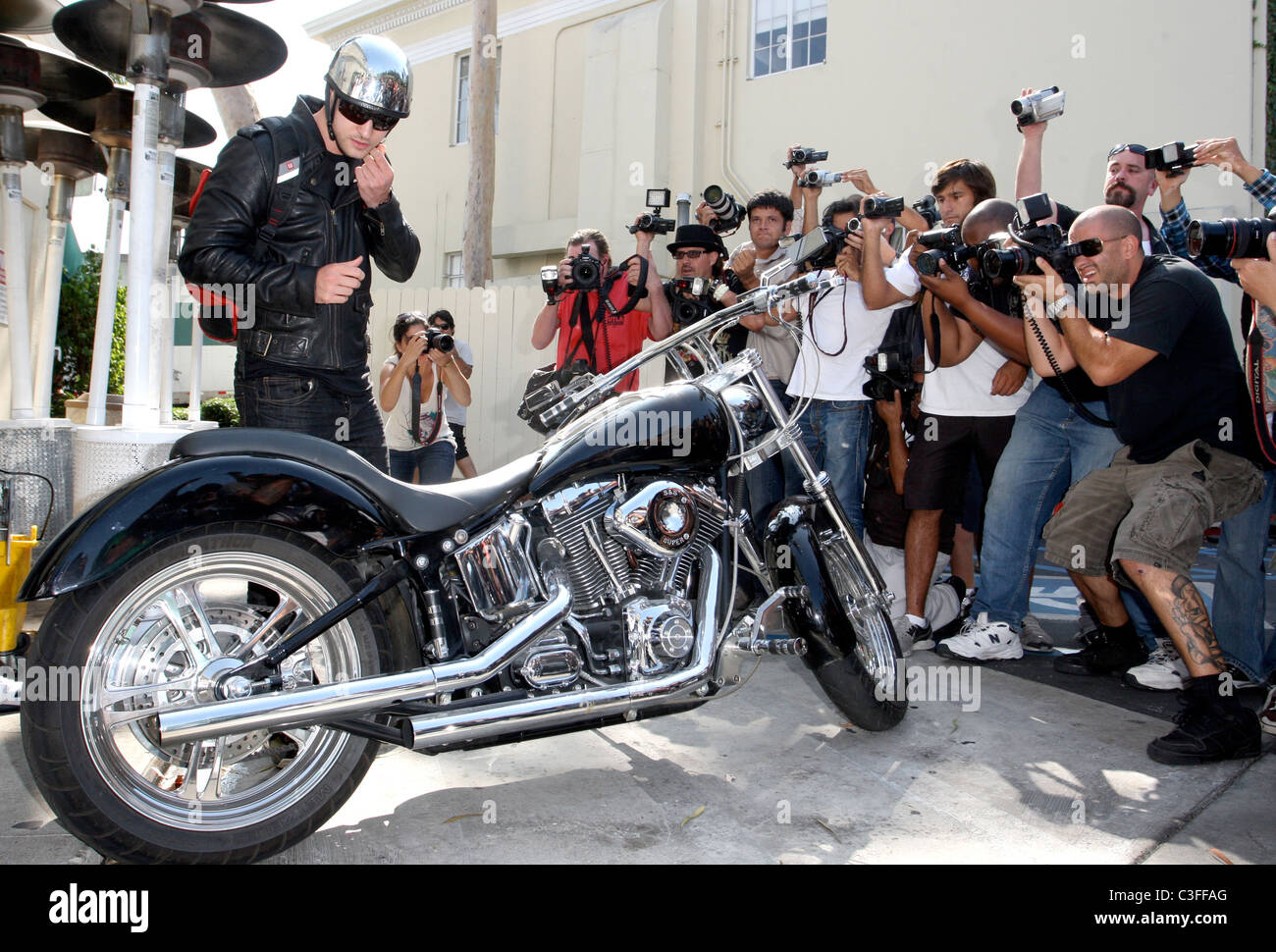 Justin Timberlake is surrounded by photographers as he leaves Cafe Med ...