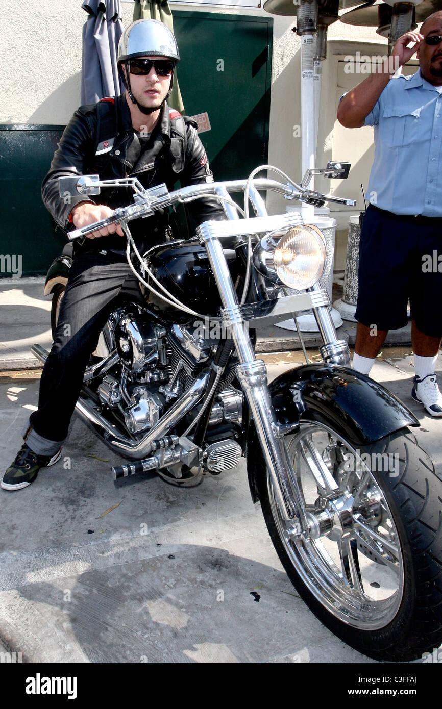 Justin Timberlake is surrounded by photographers as he leaves Cafe Med ...
