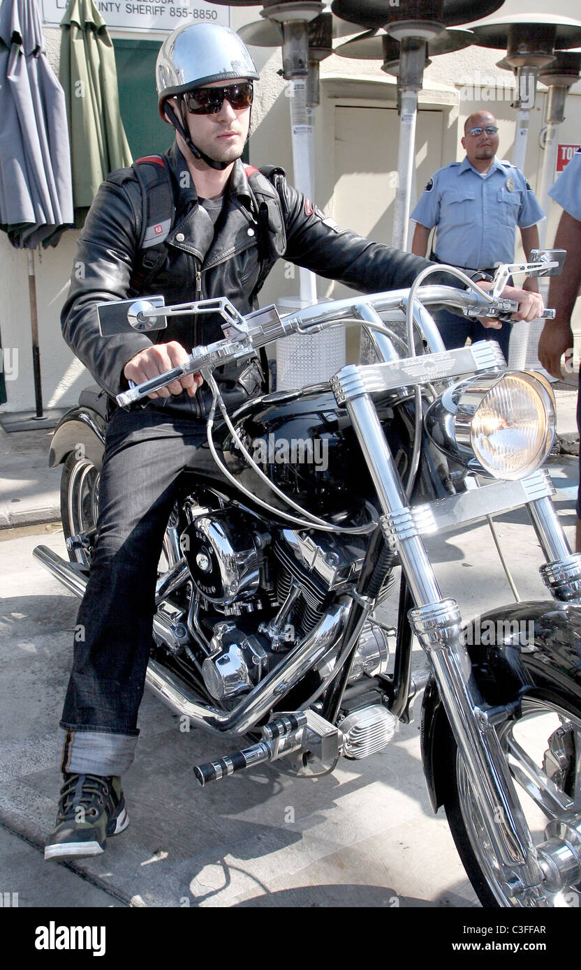 Justin Timberlake is surrounded by photographers as he leaves Cafe Med ...